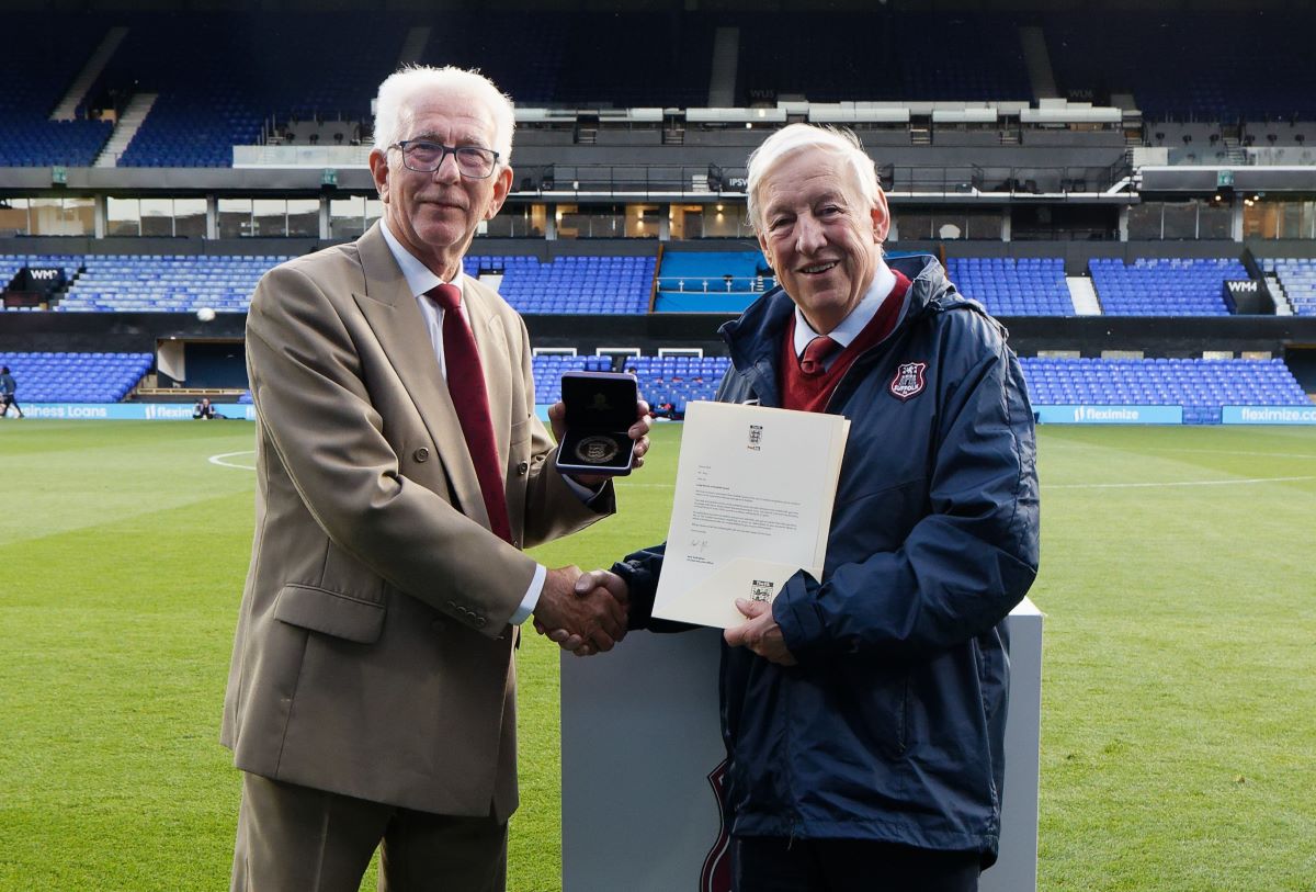 Les presented with FA 50-Year Award - Suffolk FA